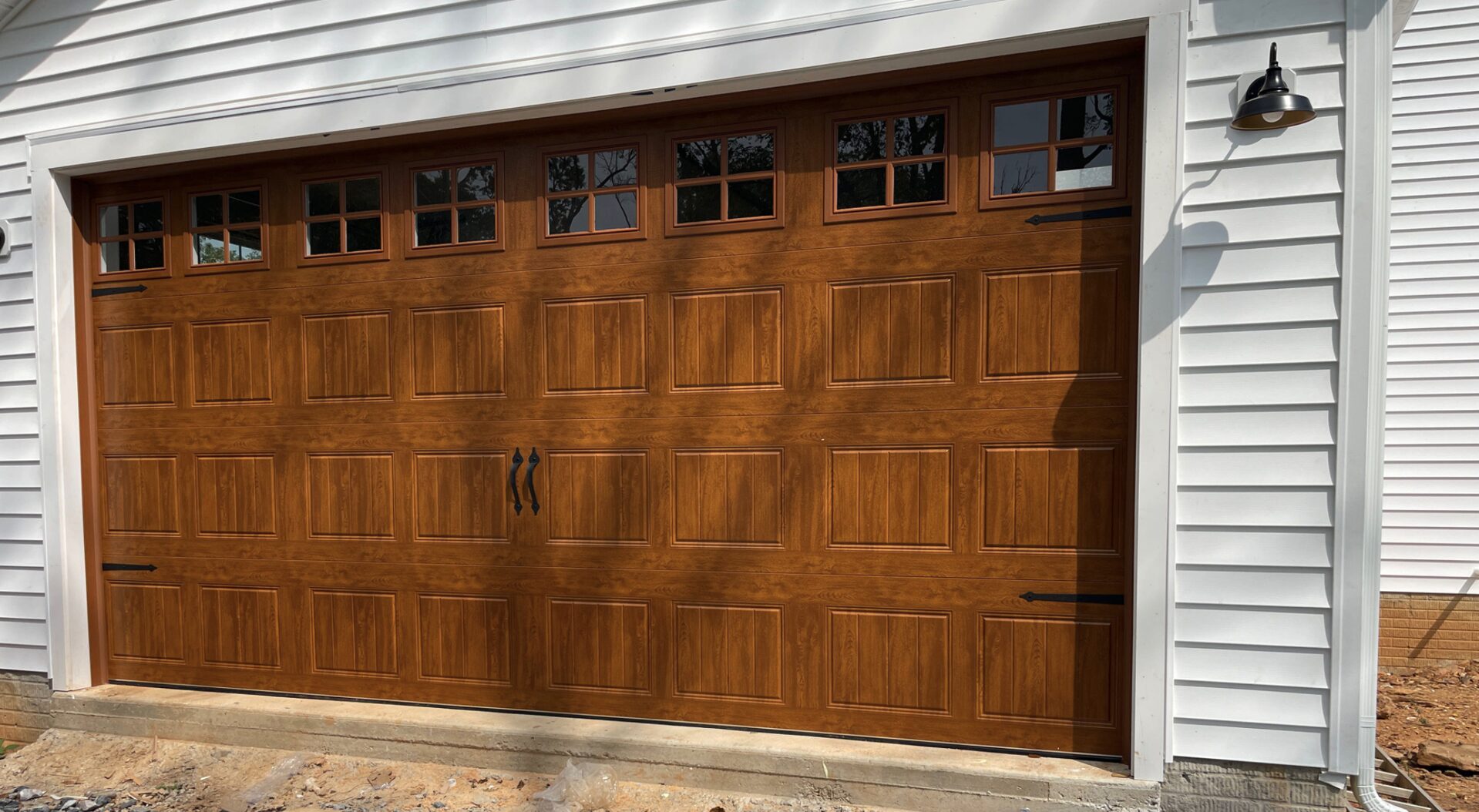 Carriage style vs traditional garage door: 2026 Smart Choice